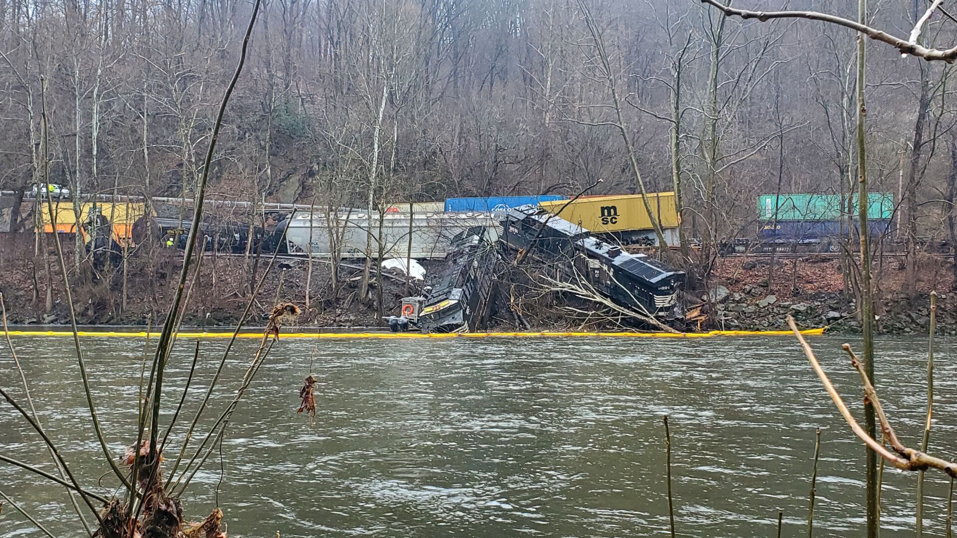 Train derails into Lehigh River; no injuries, evacuations, leaks ...