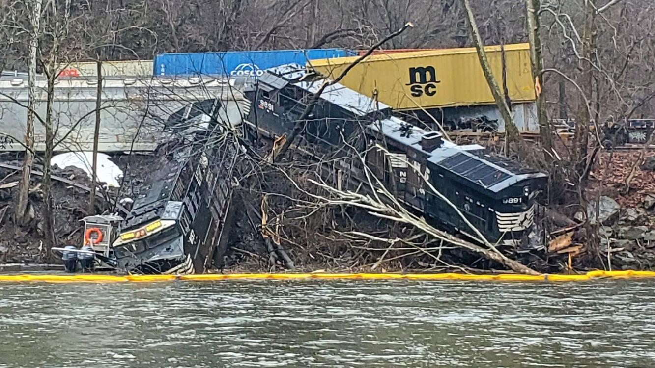 Train derails into Lehigh River; no injuries, evacuations, leaks ...