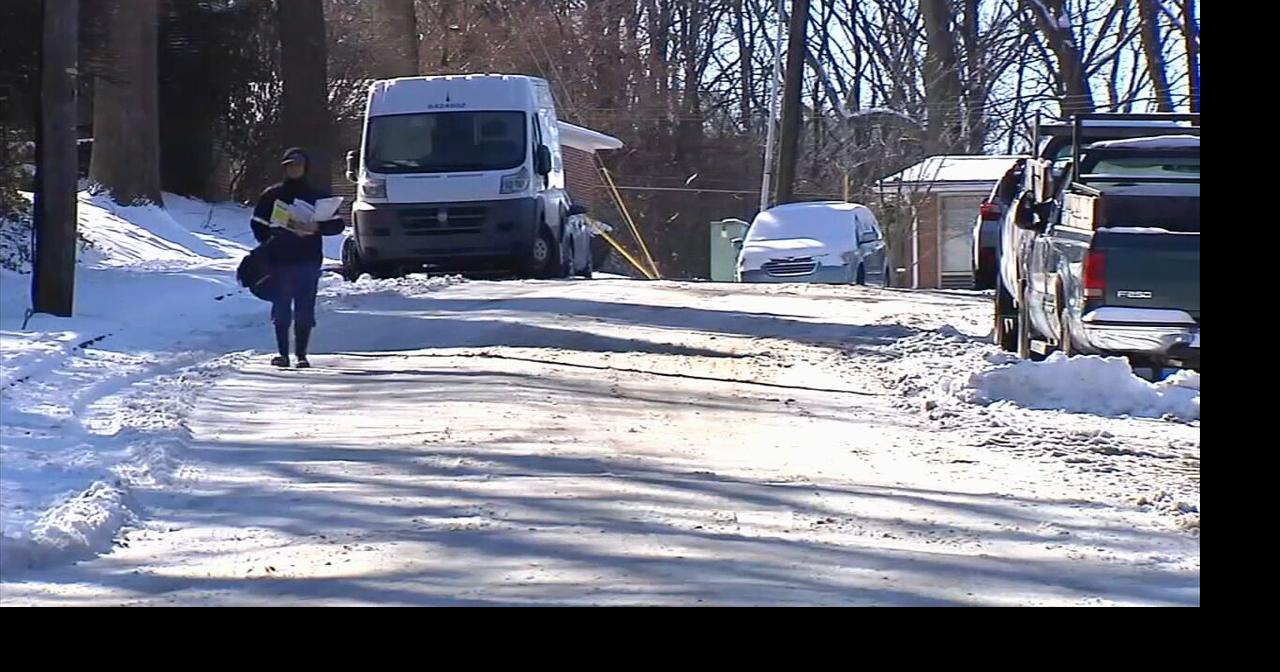 Cold weather heroes: Postal workers continue business as usual in ...