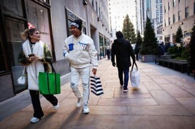 US consumer confidence tumbles in December | Afp | wfmz.com