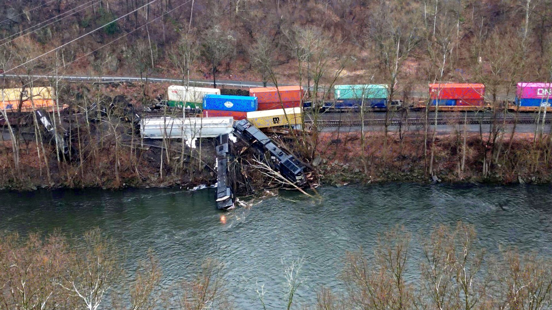 Train derails into Lehigh River; no injuries, evacuations, leaks ...