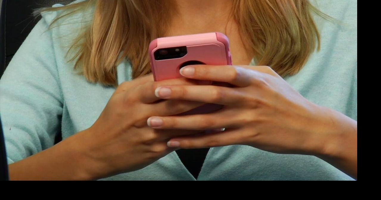 Cell phone safety: Stupid things people do with their smartphones ...