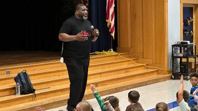 Former NFL player inspires students during motivational speech in ...