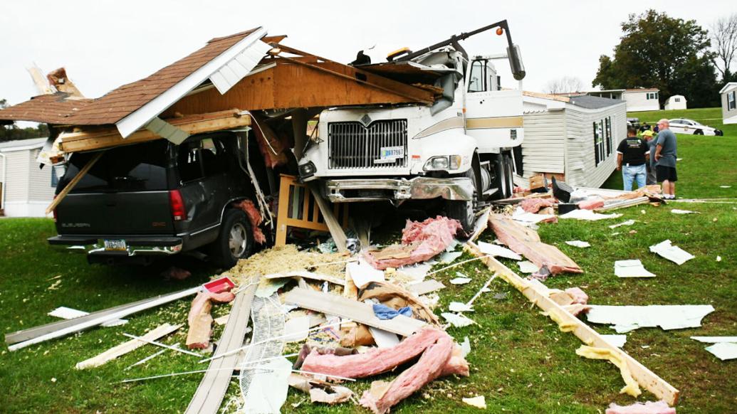 Mobile home delivery ends in devastating crash | News | wfmz.com