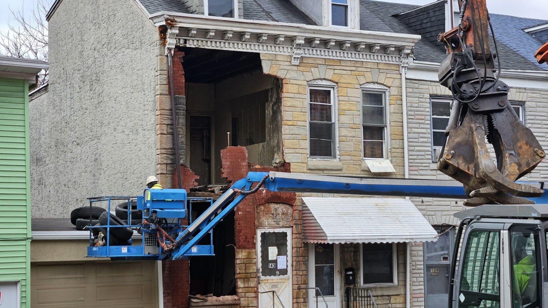 Demolition crew dismantles vacant Reading building after partial ...