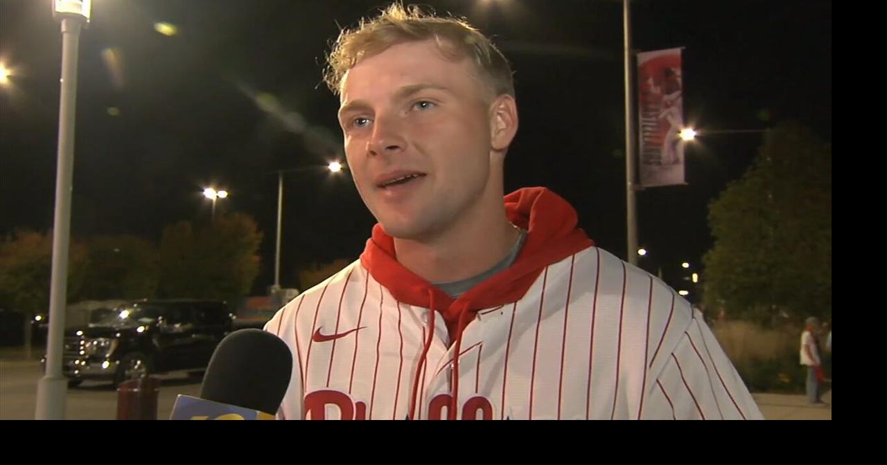 Wendy Davis speaks with happy fans, as Phillies get a step closer to ...