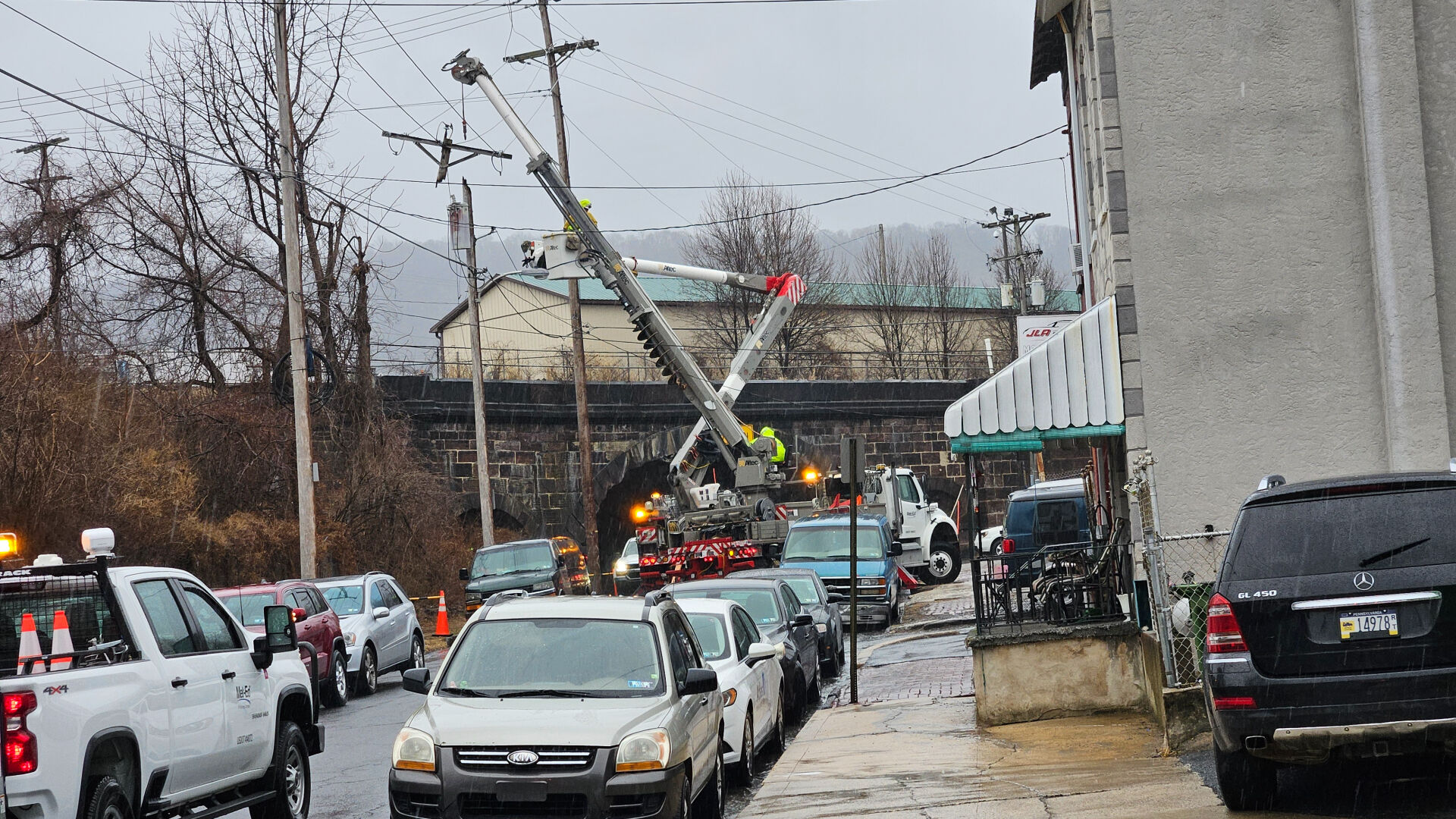 Snapped pole cuts power to hundreds in Reading | Reading Area | wfmz.com