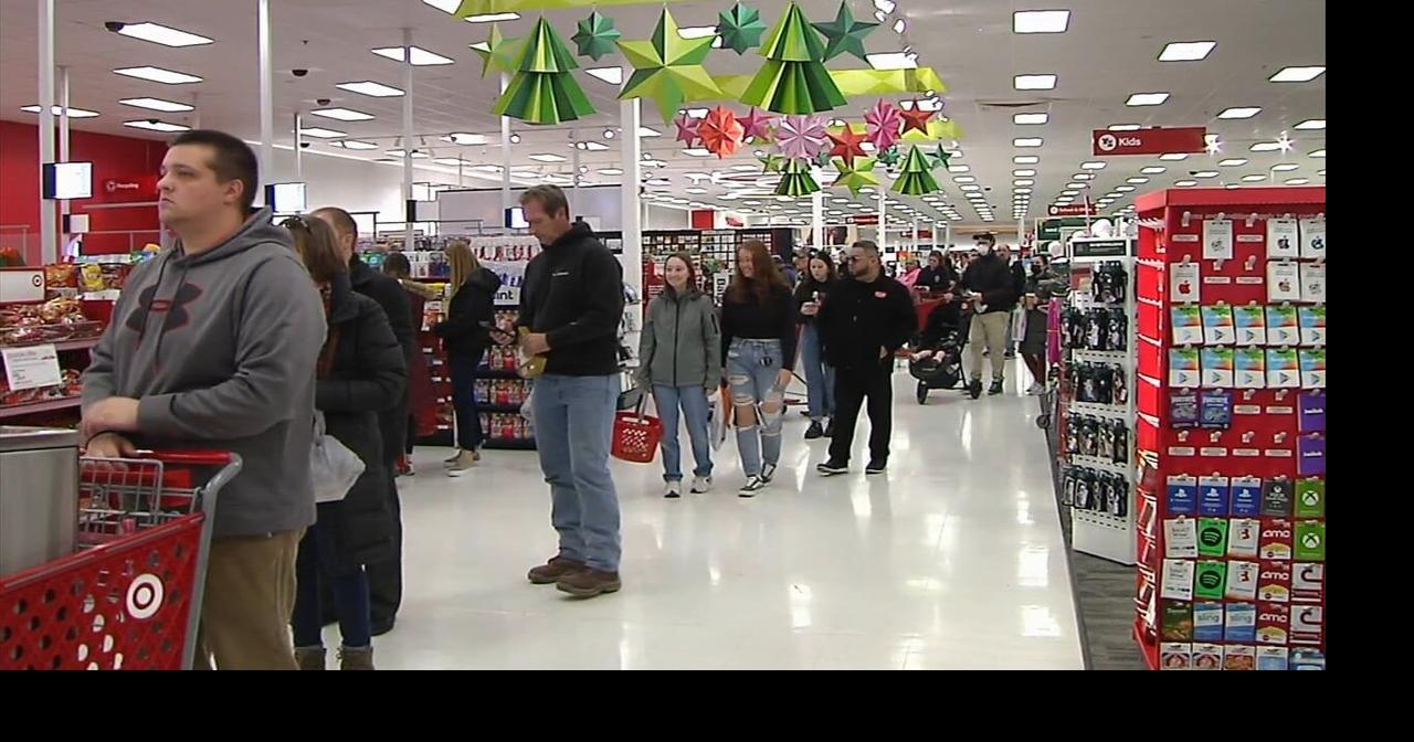 Shoppers pack stores for last-minute gifts ahead of wet weather | Berks ...