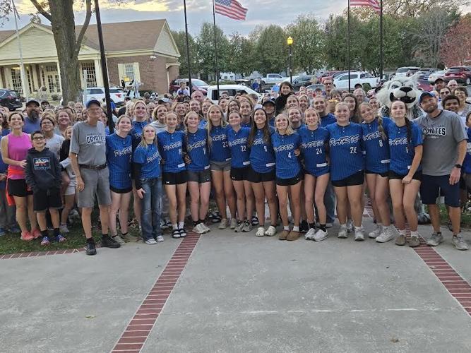 Paris rallies around Lady Coyotes, who are making their first state ...