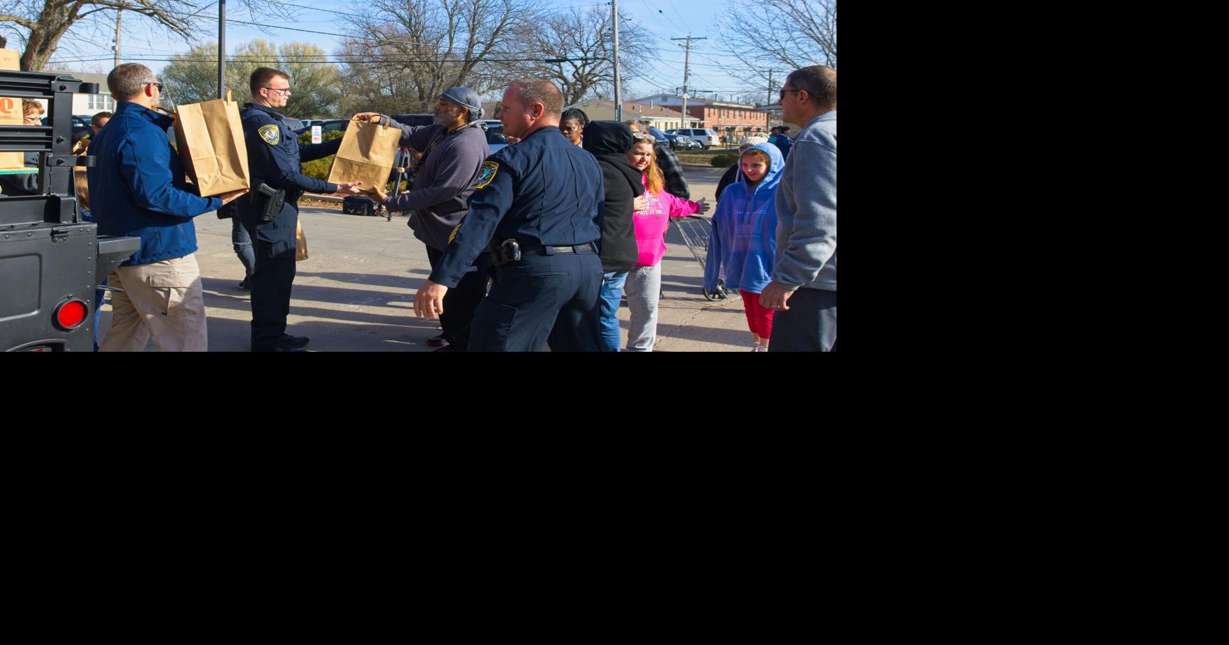QPD officers, volunteers help bring Thanksgiving to the community ...
