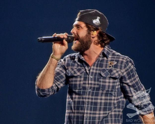 Thomas Rhett brings out a sea of blue to St. Louis | Article | whig.com