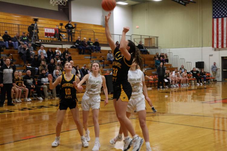 Monroe City continues its hot streak with quarterfinal win over ...