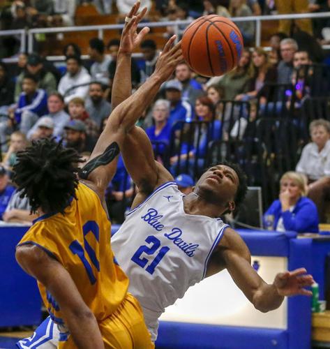QHS St. Louis Christian Basketball | Photo Galleries | whig.com