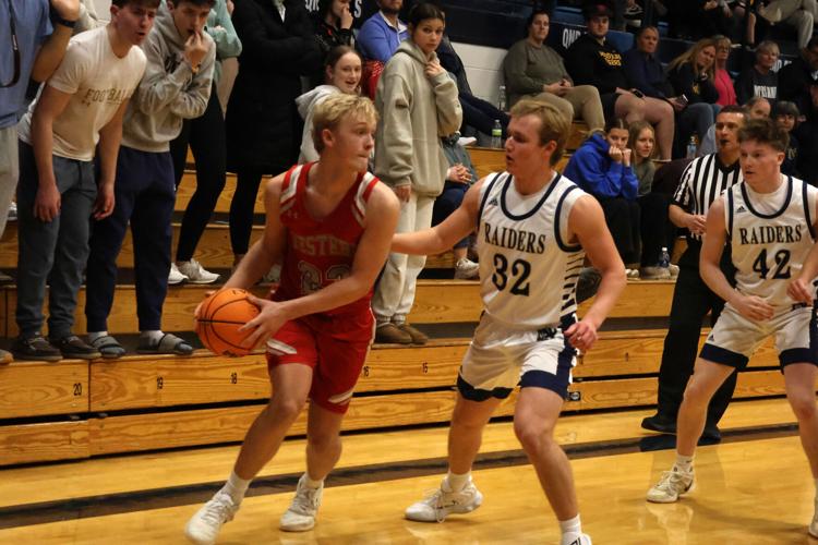 Raiders defeat Western, tie school win streak record | Sports | whig.com