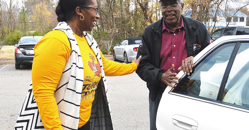 Thanksgiving baskets give-away program gives ‘dignity’ to families ...