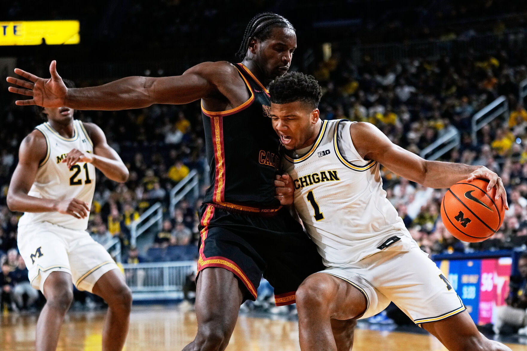 Morez Johnson Jr. scores career-high 29 as No. 2 Michigan beats No. 24 ...