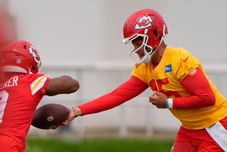 Andy Reid: Patrick Mahomes on track for Chiefs training camp after knee ...