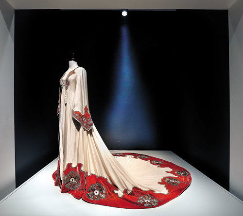 Cut! Costume and the Cinema: Museum showcases Hollywood movie costumes ...