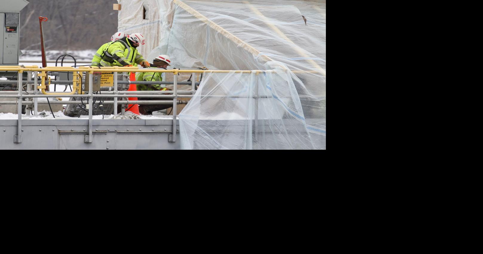 Icy work underway to repair lock | News | winonapost.com