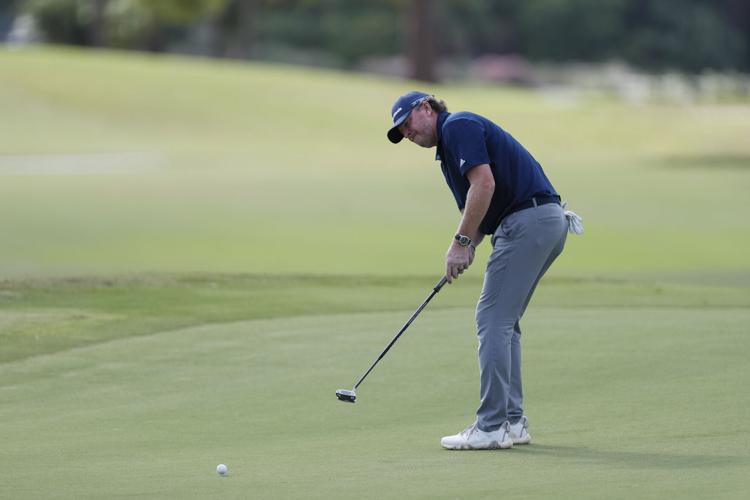 Wisconsin's Mick Smith fights to keep leader Bob Sowards in sight after ...