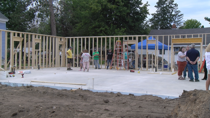 Volunteers and students helping Habitat for Humanity | News | wjfw.com
