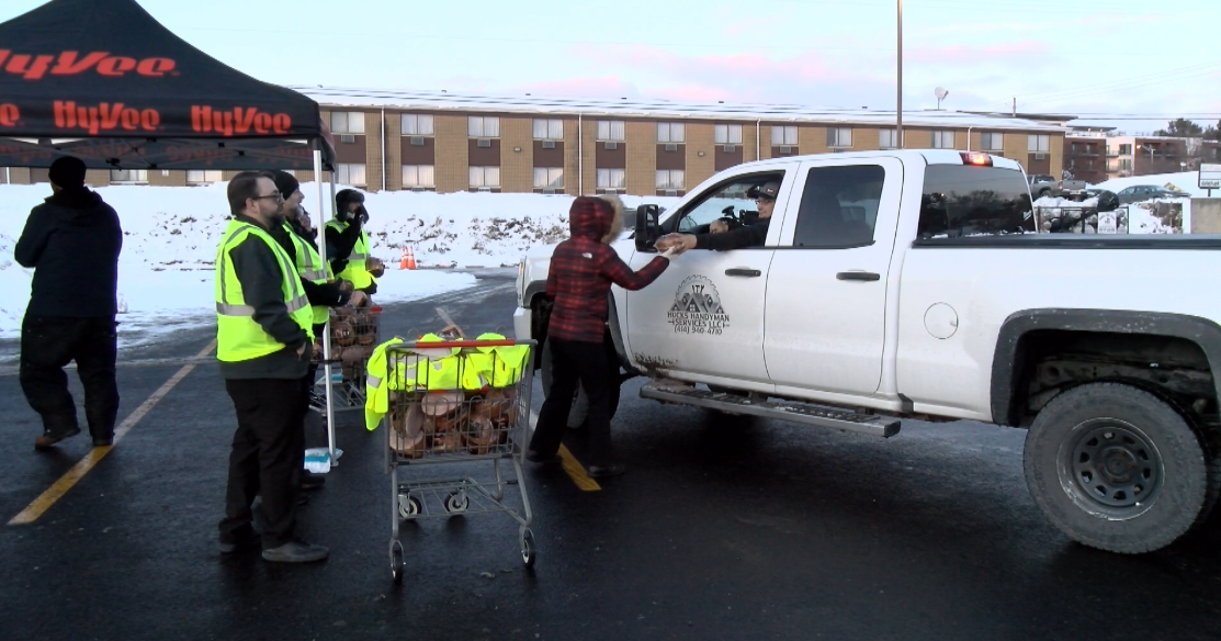 'It gets you in the holiday spirit': Hy-vee gives away 200 free hams ...