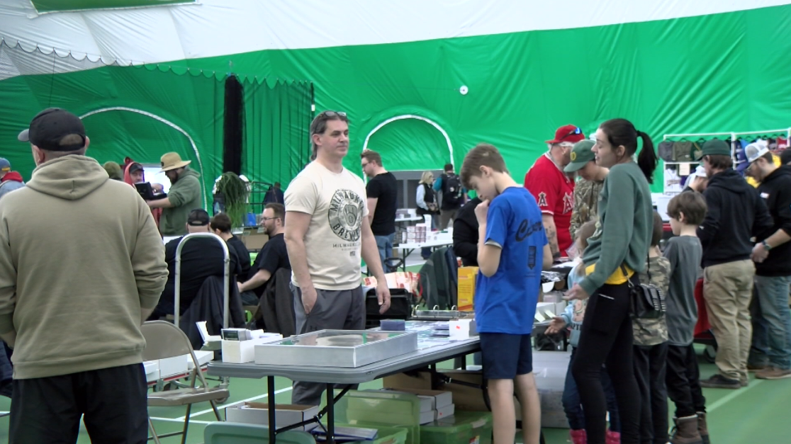 Successful debut of card show at Hodag Dome draws collectors young and ...