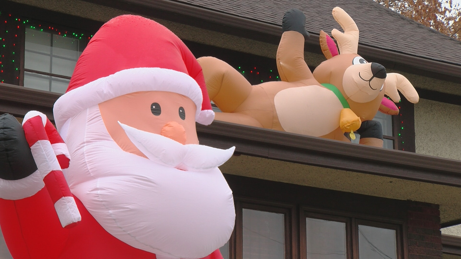Giant identical Santas bring joy to a Wisconsin neighborhood | News ...