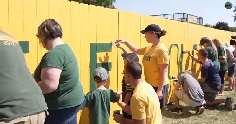 Green Bay Packers fans keep Labor Day fence-painting tradition alive ...