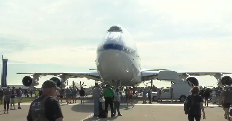 747SP aircraft draws a crowd at EAA AirVenture | News | wkow.com