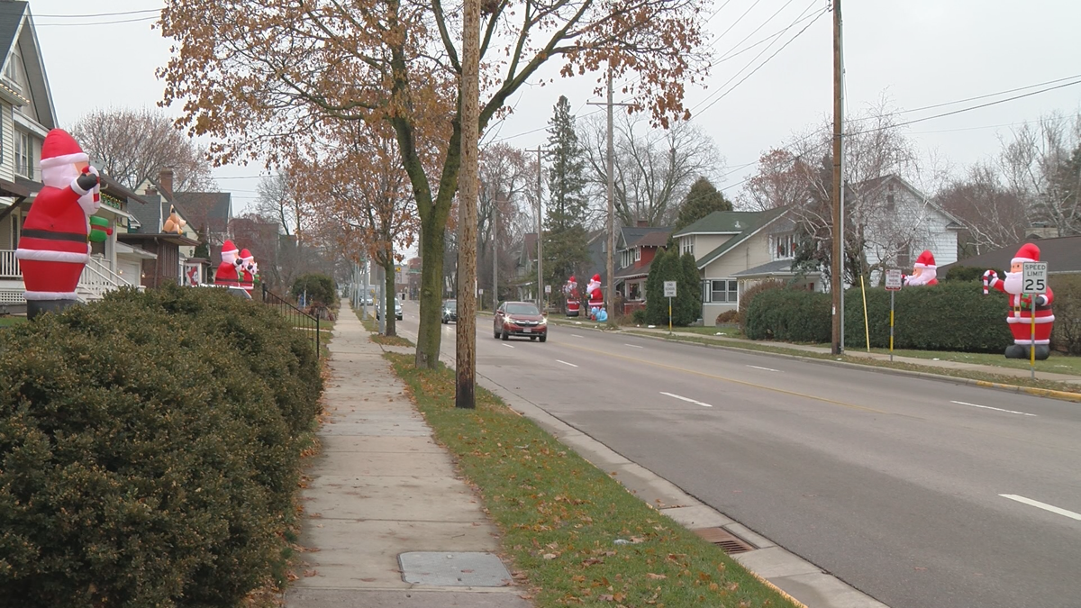Giant identical Santas bring joy to a Wisconsin neighborhood | News ...