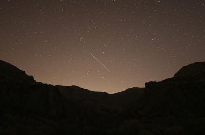Fast-moving, bright meteors light up the night sky during Leonid meteor ...