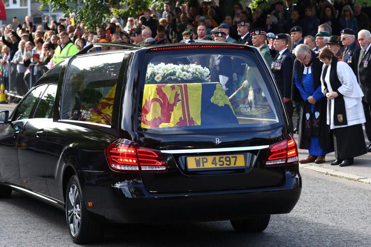 Queen's coffin arrives at royal residence in Scottish capital, the ...