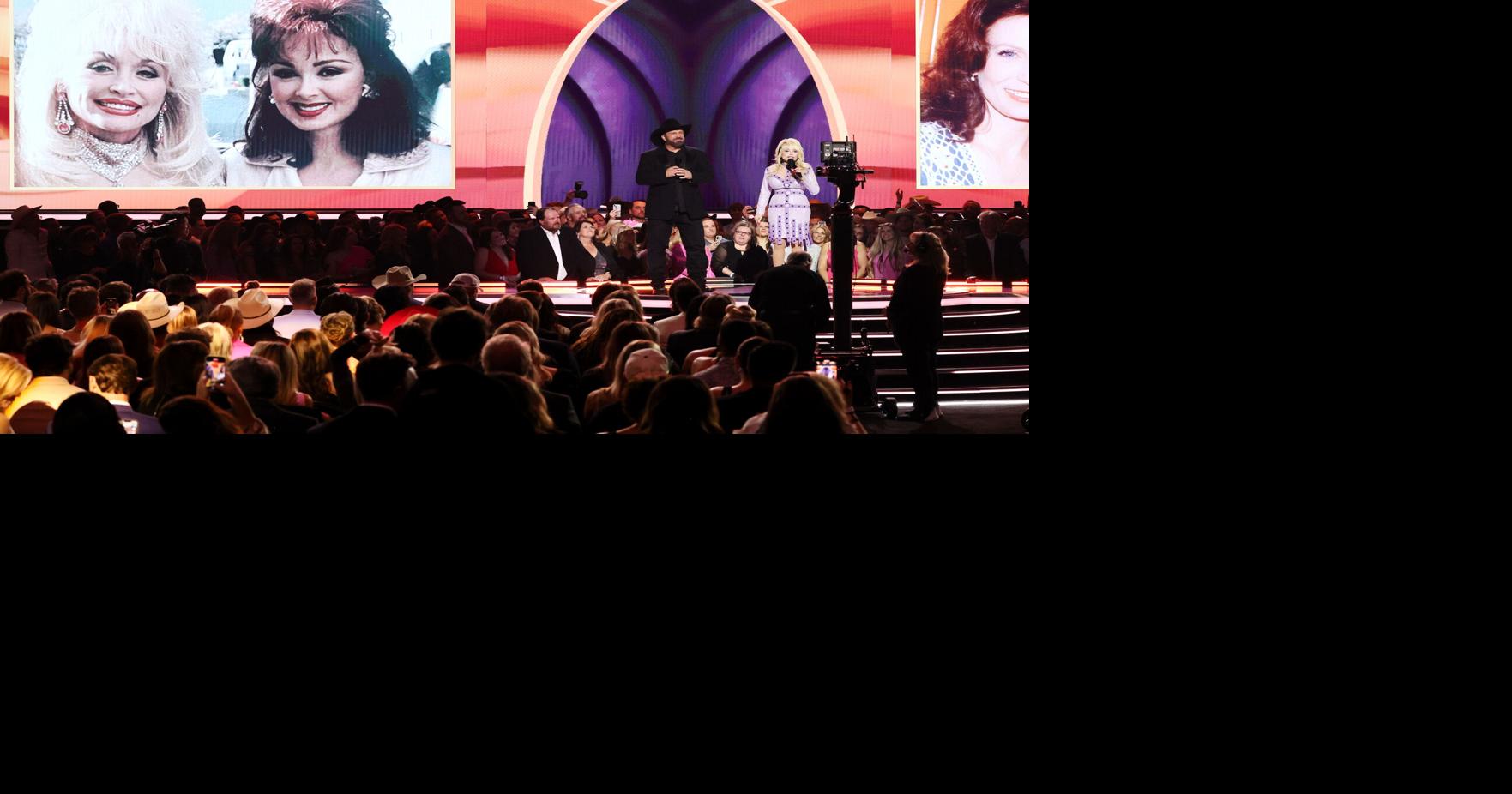 Dolly Parton pays emotional tribute to Loretta Lynn and Naomi Judd at 2023 ACM Awards ...