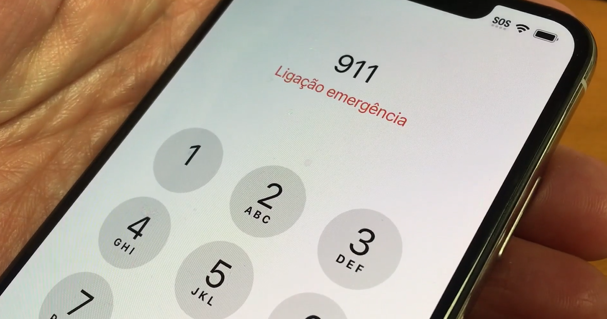 How to call 911 and display emergency contacts on a locked smartphone ...