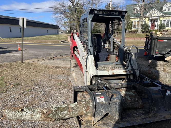 Strong winds send oak tree into historic home | News | WPSD Local 6