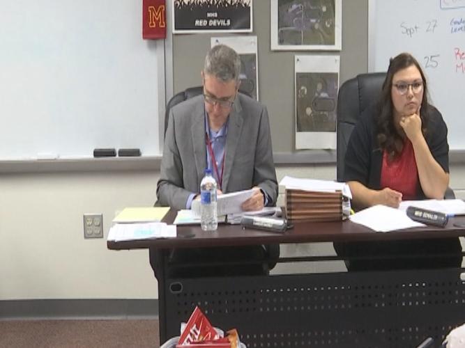 Murphysboro teachers show unity at school board meeting amid contract ...