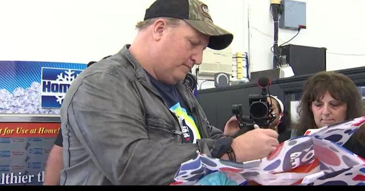 Rascal Flatts lead singer Gary LeVox bags groceries in Mayfield ...
