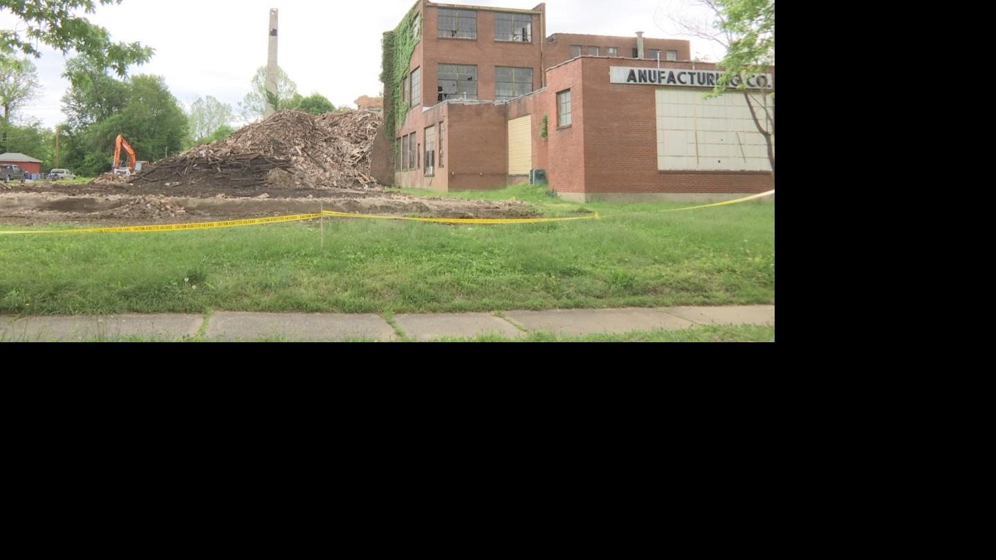 Demolition begins for old Brown Shoe Factory in Murphysboro, Illinois ...
