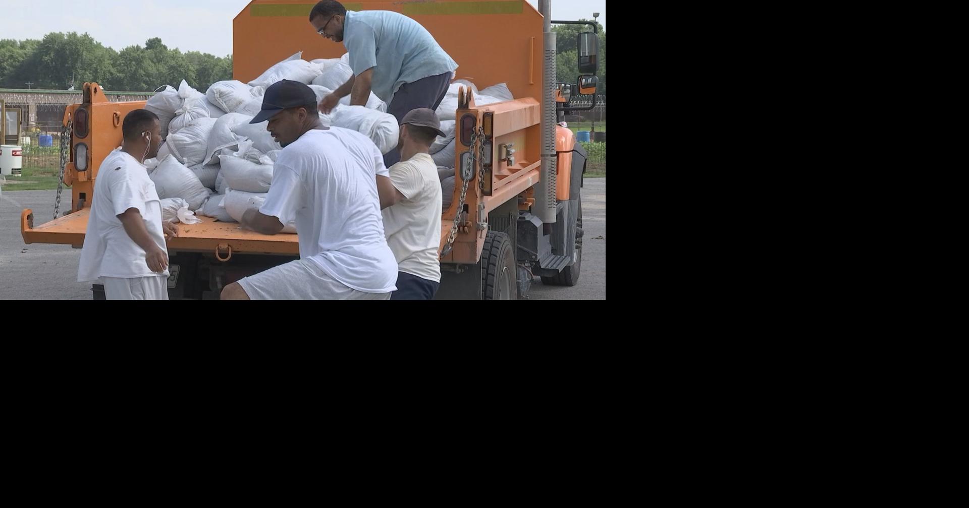 100,000-plus sandbags and counting: Shawnee Correctional Center helping ...