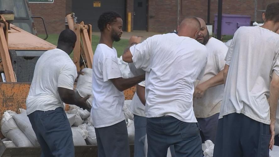 100,000-plus sandbags and counting: Shawnee Correctional Center helping ...