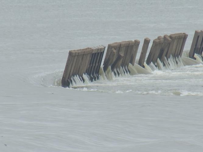 Broken wickets at Dam 52 cause river back up | News | WPSD Local 6