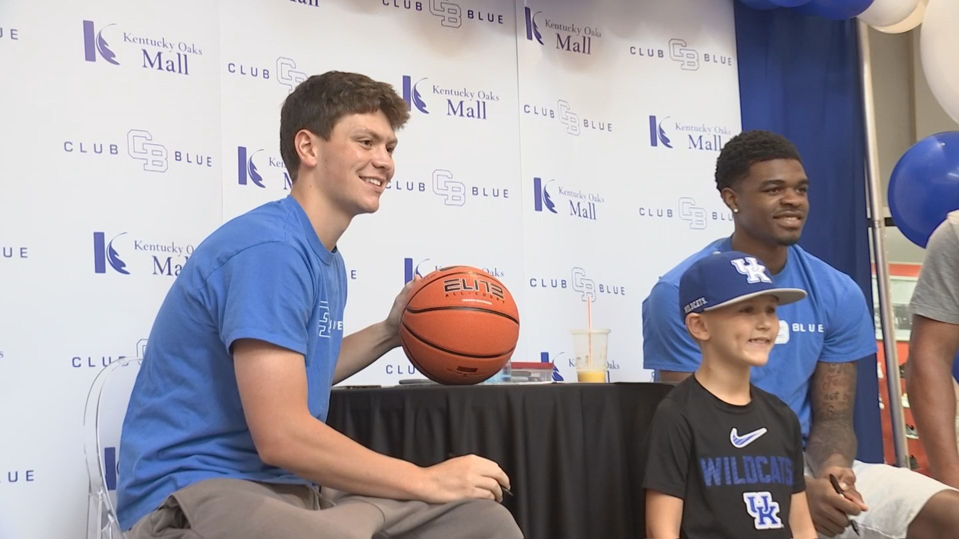 Hundreds gather at Kentucky Oaks Mall to meet Kentucky basketball ...