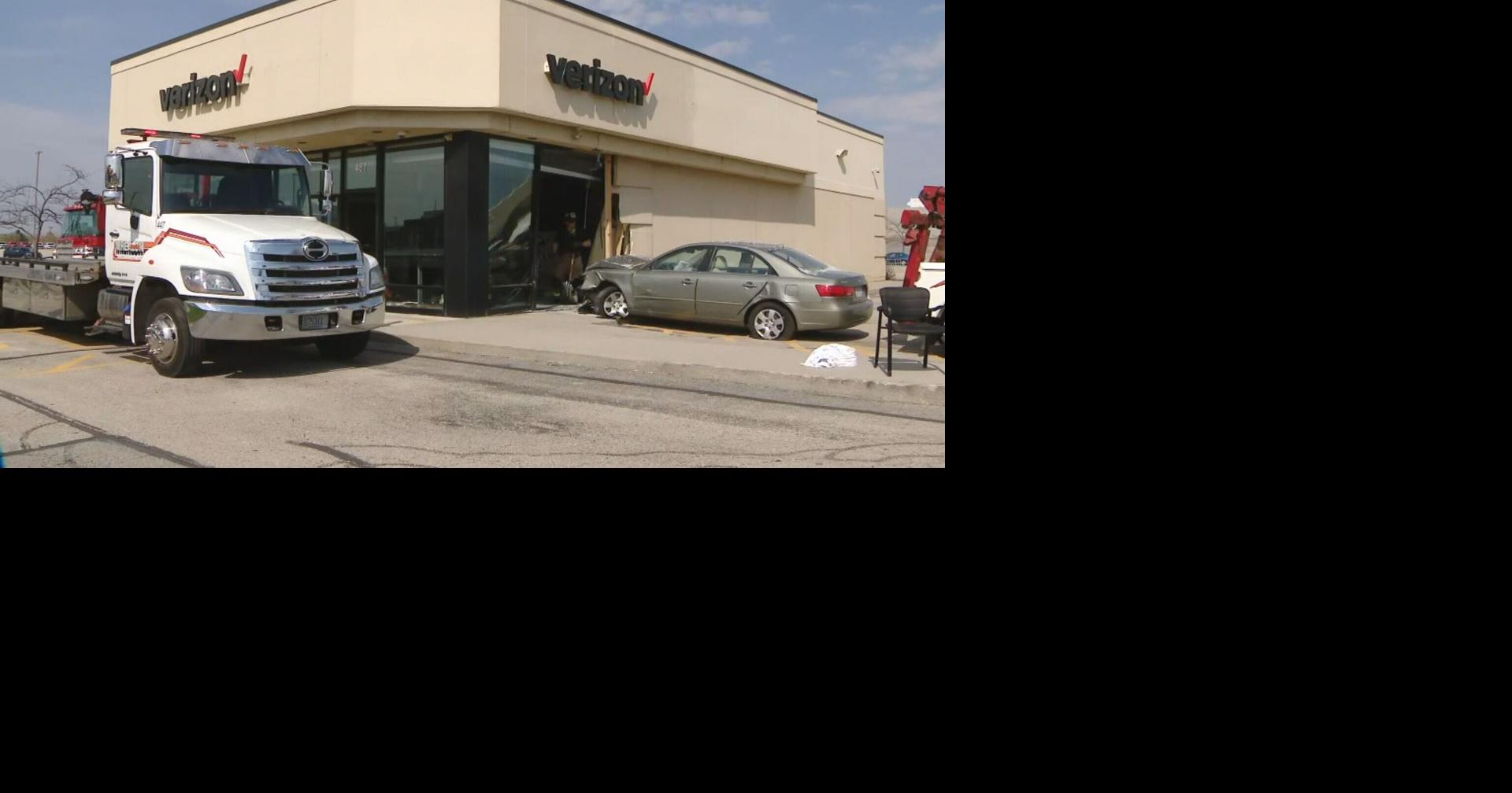 Car crashes into Verizon store in Fond du Lac, multiple injuries ...