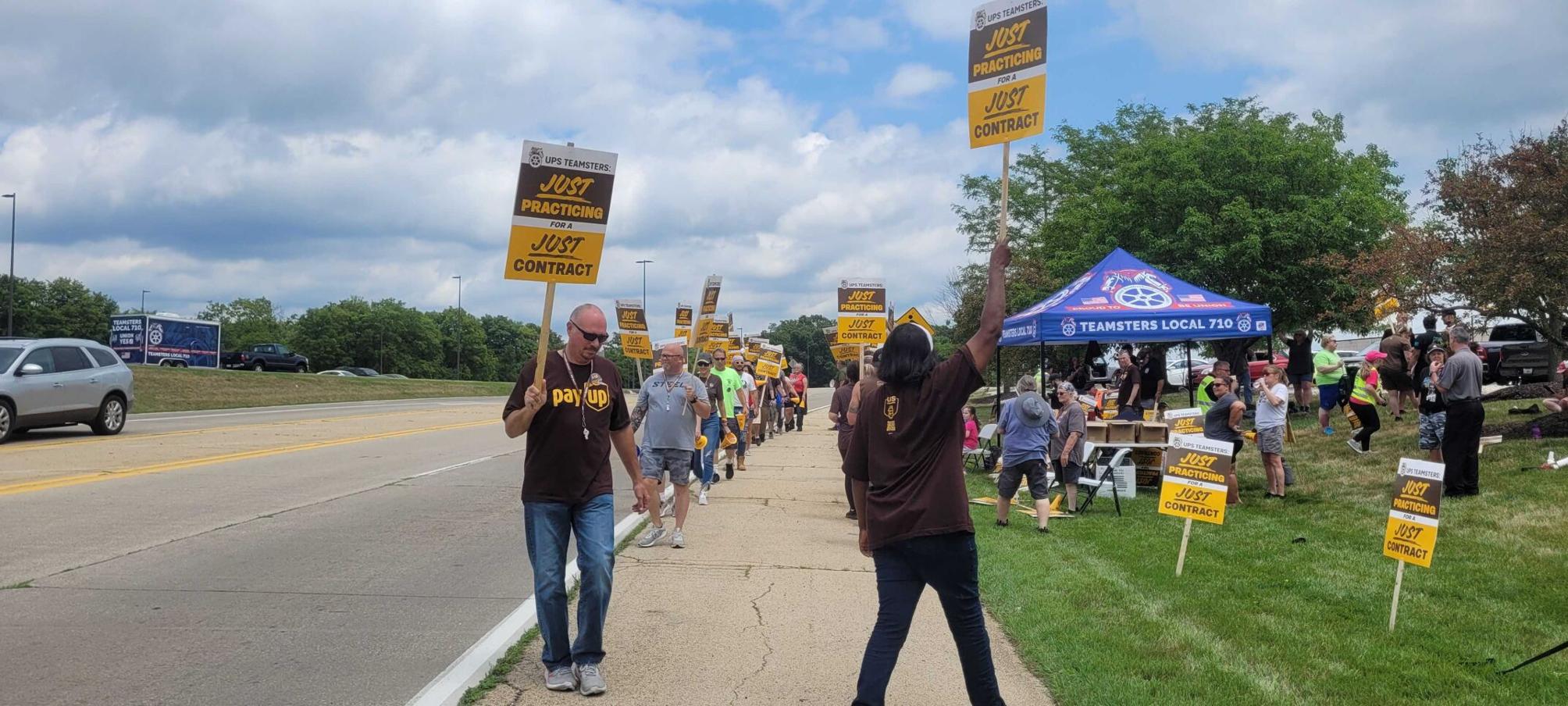 Stateline UPS workers gather to practice picket | Top Stories | wrex.com