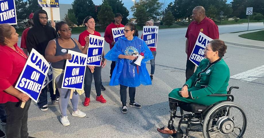 Senator Duckworth joins striking UAW workers in Chicago area | News ...