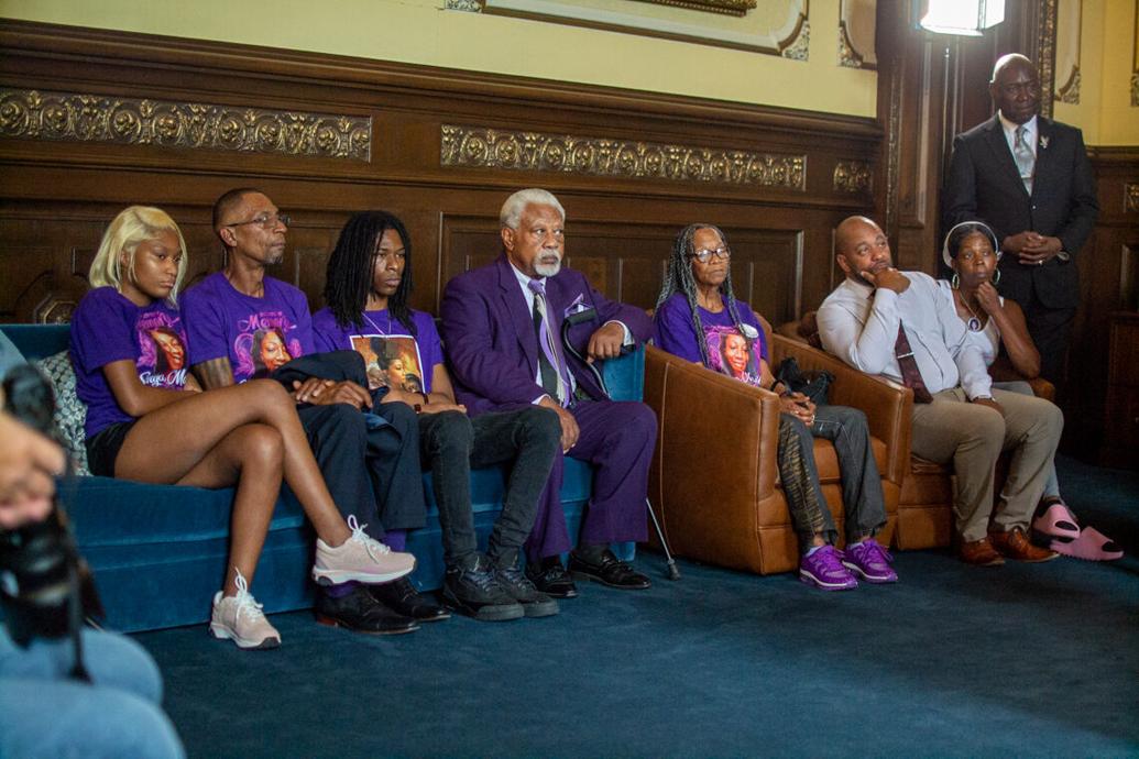 Pritzker signs police background check expansion in Sonya Massey’s honor | Illinois | wsiltv.com