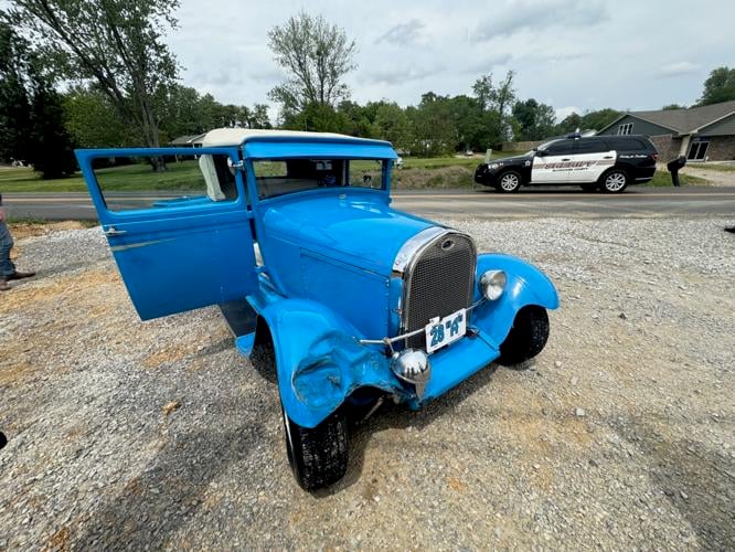 Two hospitalized in ignored traffic-light car crash | News | wsiltv.com