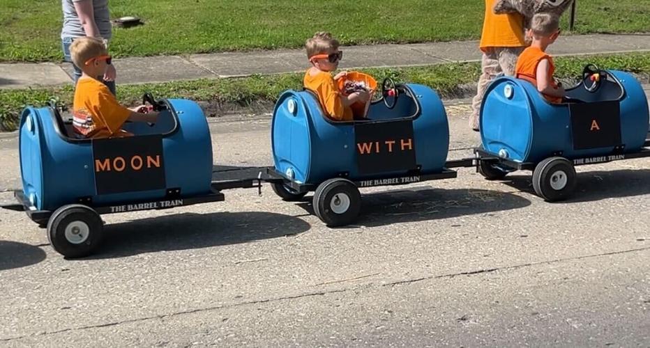WSIL marches in the Rend Lake Water Festival parade | News | wsiltv.com
