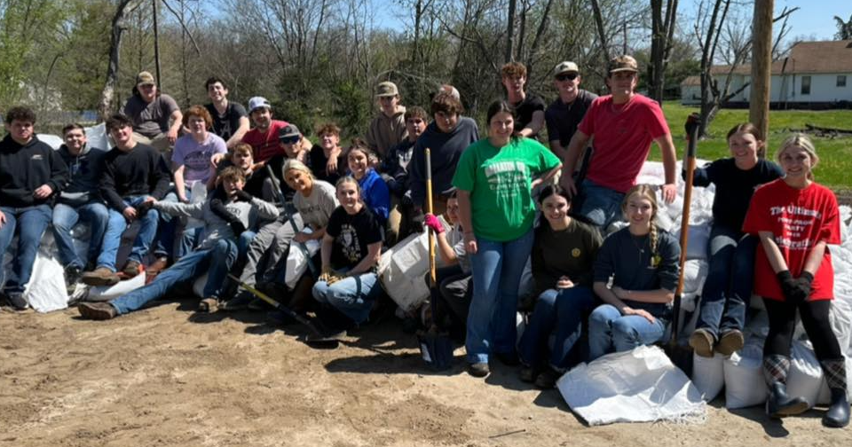 Local high schoolers help in sandbagging efforts to prepare for ...